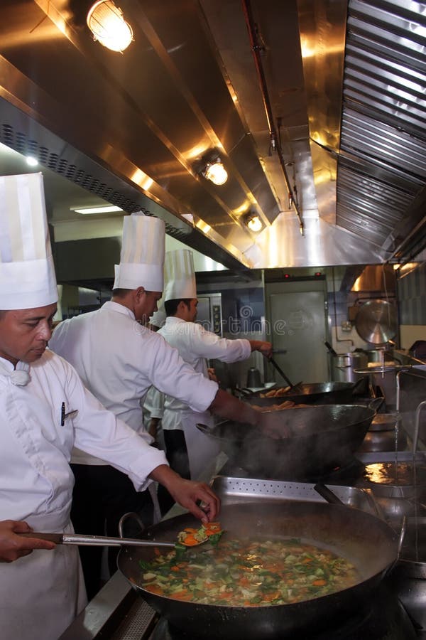 Chef-kok Die in De Keuken Werkt Stock Afbeelding - Image of ...