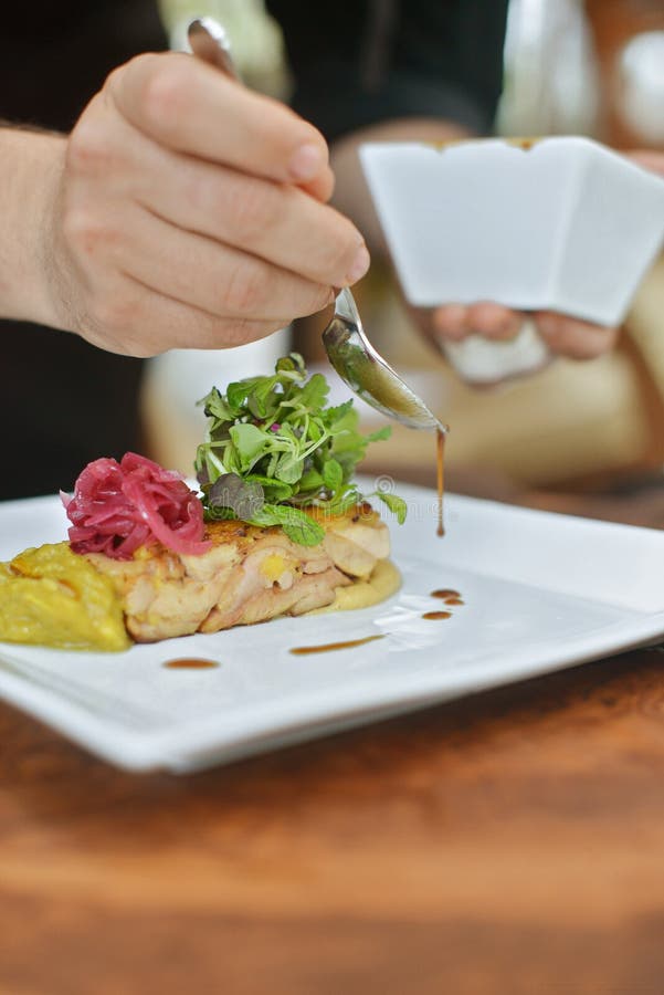 Chef Bereidt Een Lammengerecht Stock Afbeelding - Image of voorgerecht ...