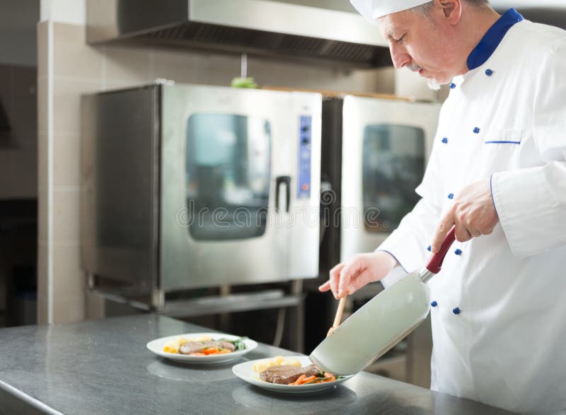 Chef-kok Het Koken in Zijn Keuken Stock Foto - Image of kookkunst ...