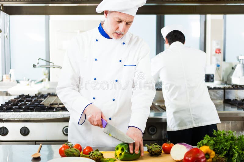 Chef-kok Het Koken in Zijn Keuken Stock Foto - Image of kookkunst, twee ...