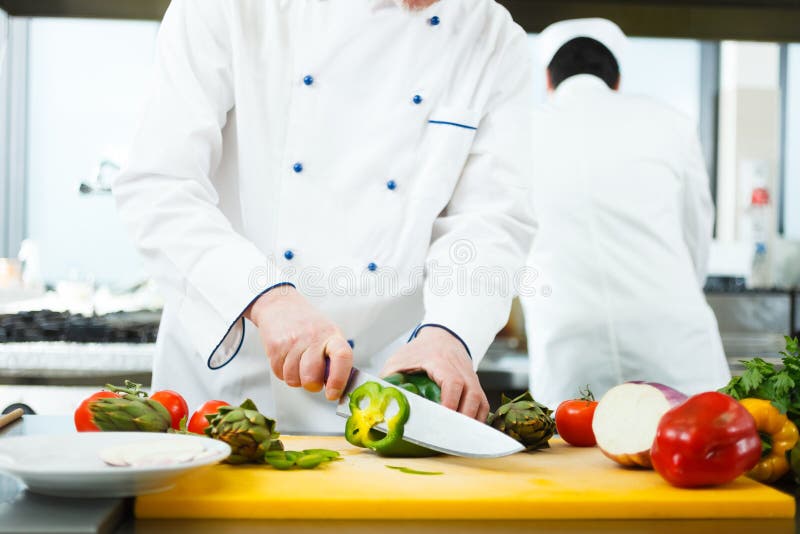 Chef-kok Het Koken in Zijn Keuken Stock Foto - Image of plantaardig ...