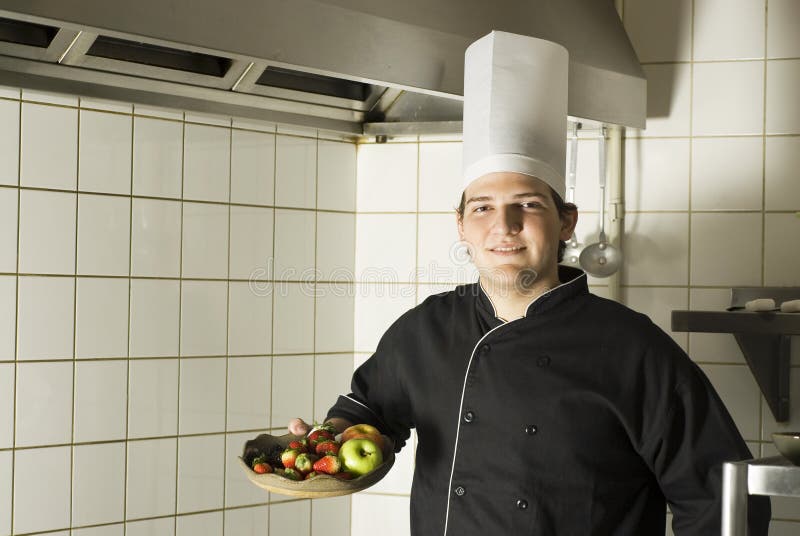 Chef-kok met Fruit stock afbeelding. Image of volwassen - 7138251