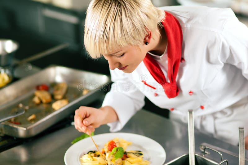 Chef-kok in Restaurantkeuken Het Koken Stock Afbeelding - Image of ...