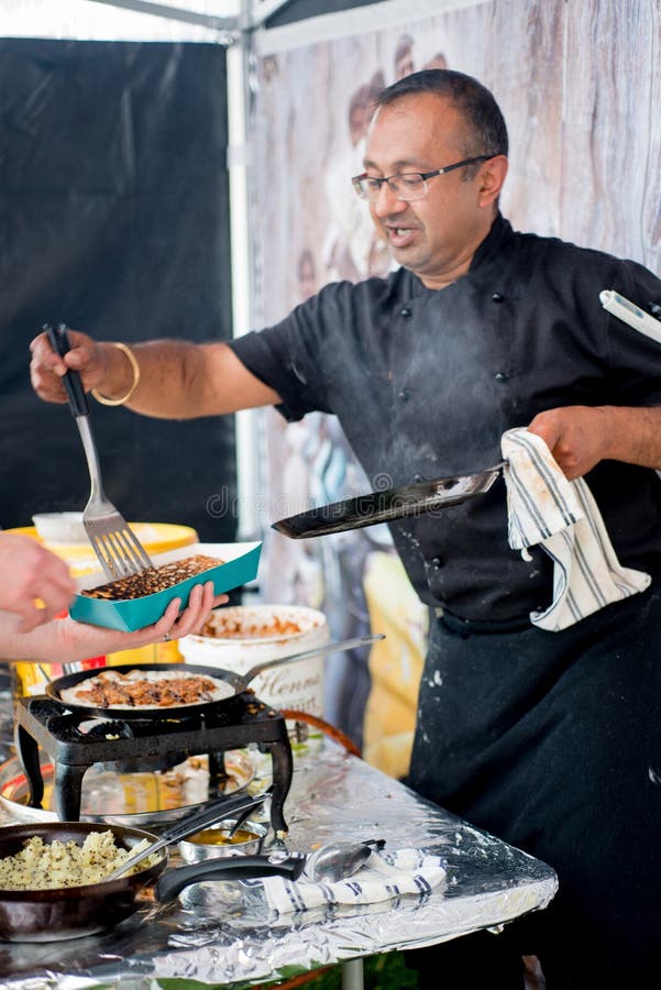 Chef-kok Serving Rolled Dosa Op Take Away Dienblad Stock Foto - Image ...