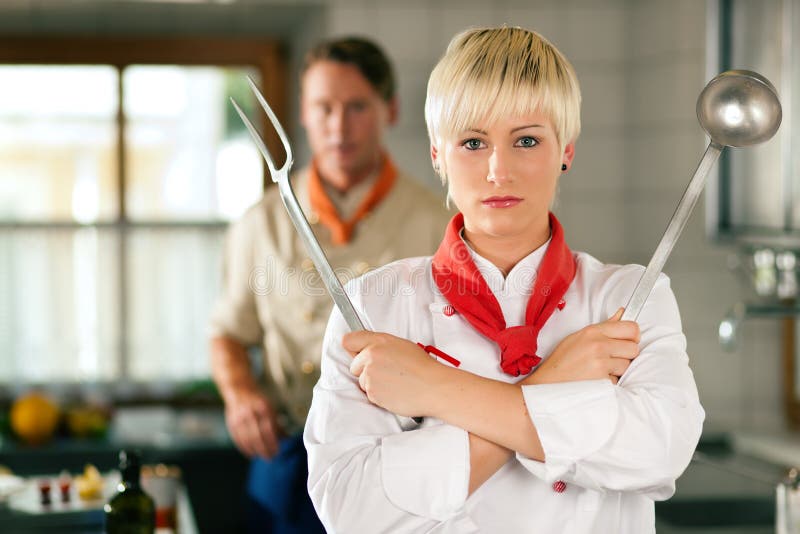 Chef-kok - Vrouw - in Restaurantkeuken Het Stellen Stock Foto - Image ...