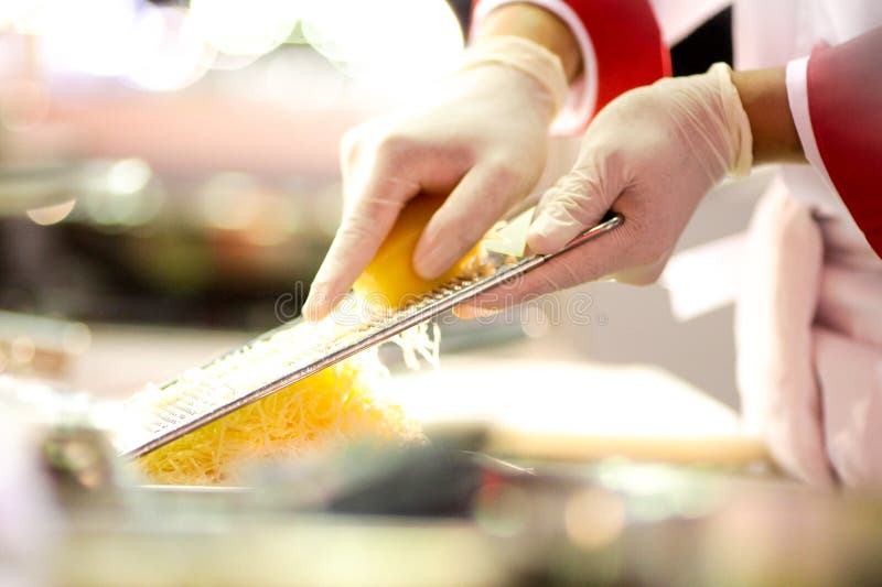 Chef-kokgrating Kaas, Grating Van De Chef-kokhand Parmezaanse Kaaskaas ...