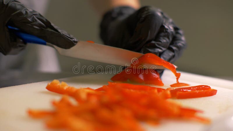 Chef-kokhanden Die Verse Komkommer Op Ronde Stukken Voor Het Koken Van ... Chef-kokhanden Die Verse Komkommer Op Ronde Stukken Voor Het Koken Van ...