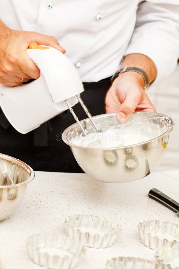 Chef mit Mischer stockbild. Bild von kochen, hände, kaukasisch - 26104625