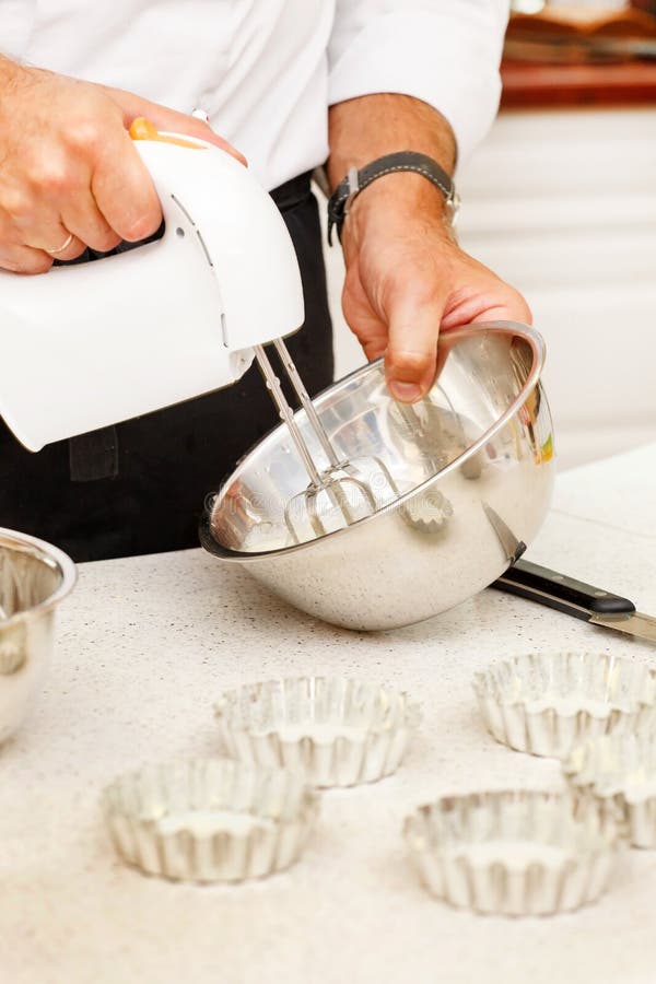 Mittlerer Abschnitt Des Chefs Den Teig in Mischender Mischmaschine ...