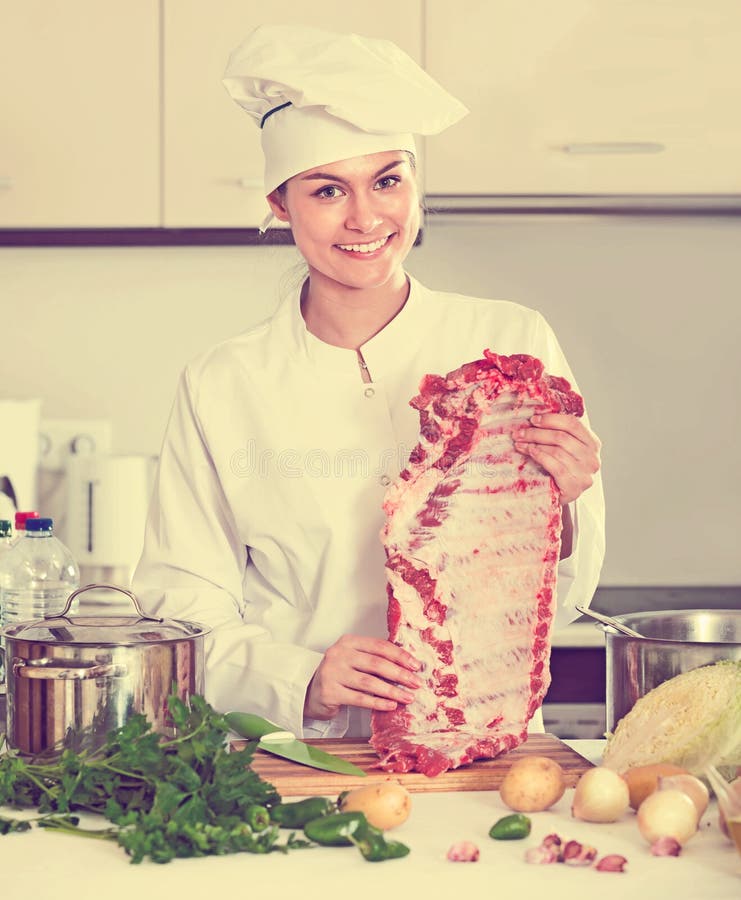 Chef Mit Ribcage Kochend an Der Küche Stockfoto - Bild von würzen ...