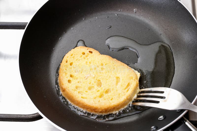 Chef Mostra Como Fazer Torrada Francesa Imagem de Stock - Imagem de ...