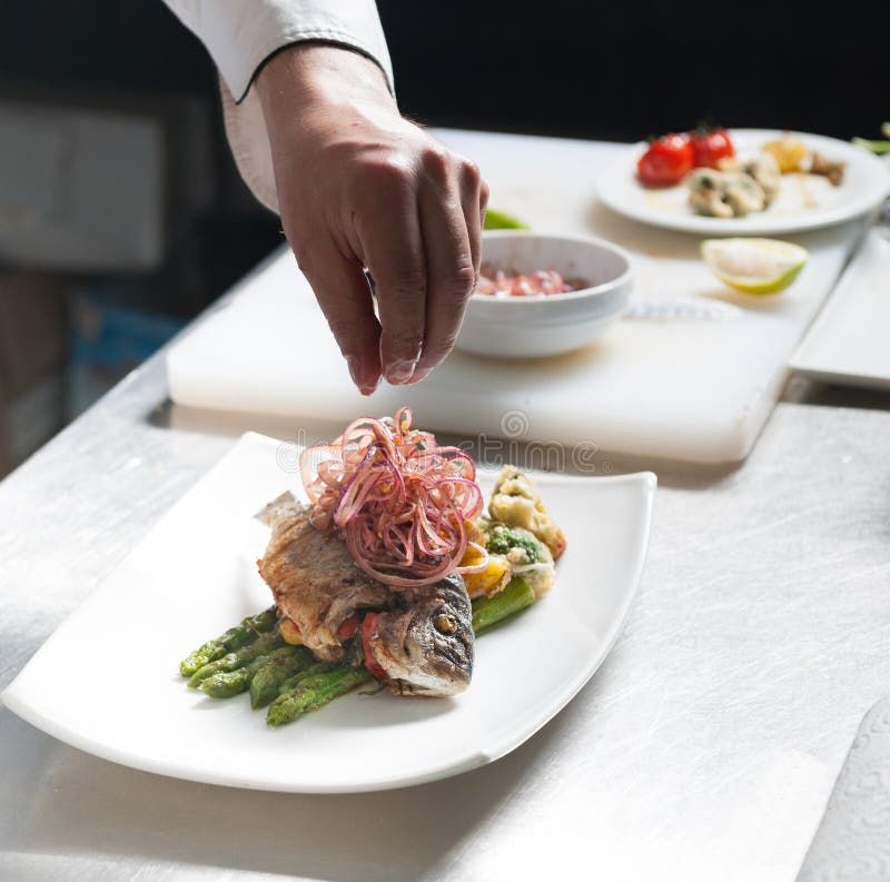 Chef Prepara Peixe Para Dorado Foto de Stock - Imagem de branco, fundo ...