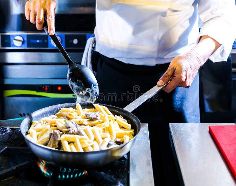 Chef Preparando La Comida En La Cocina, Cocinando El Chef, Closeup Foto ...