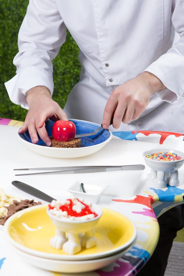 Chef Preparing a Round Red Cake Stock Image - Image of cake, dish: 93915105
