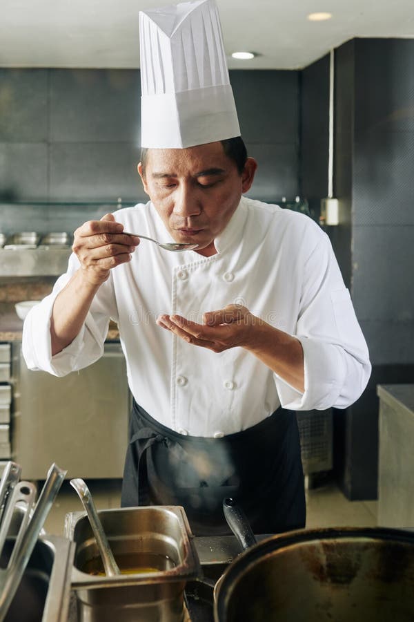 Chef Probando Su Salsa De Marca Foto de archivo - Imagen de tenencia ...