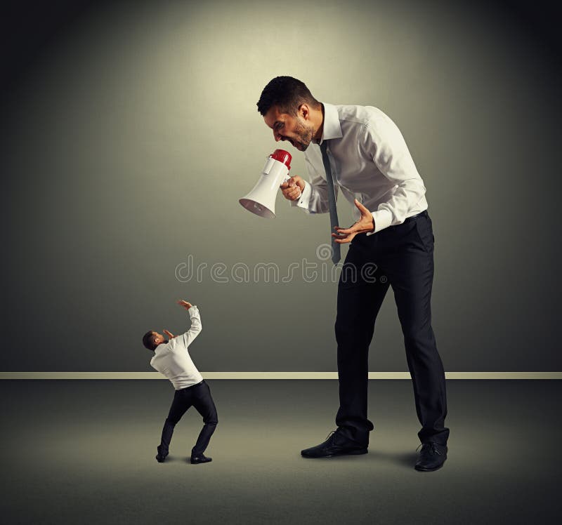 Chefe Grande Que Grita No Subordinado Pequeno Foto de Stock - Imagem de ...