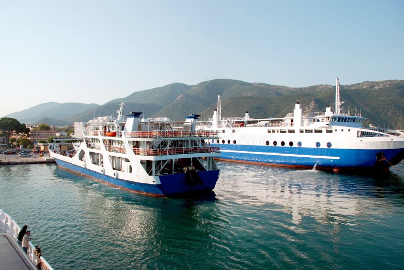 Chegada Dos Navios No Porto De Igoumenitsa, Greece Fotografia Editorial ...