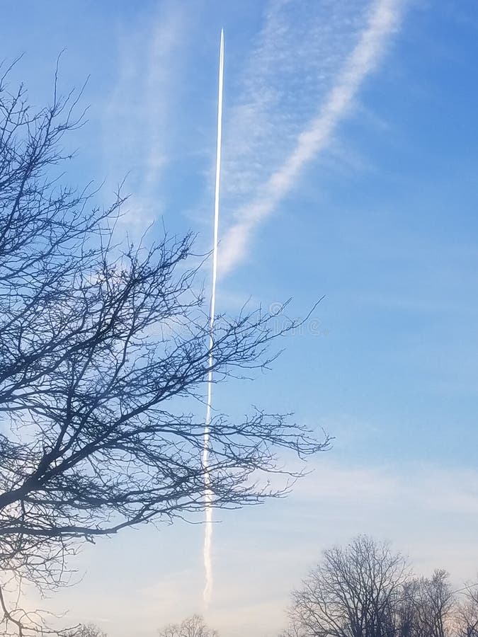 Chem-rastros en el cielo foto de archivo. Imagen de belleza - 114595482