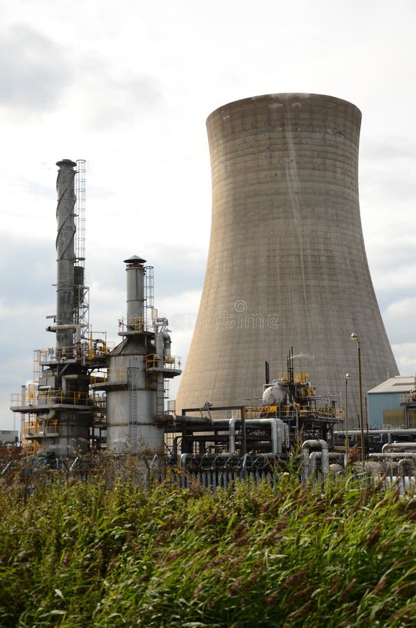 Chemical Refinery, Petroleum Refineries, Large Industrial Complexes ...