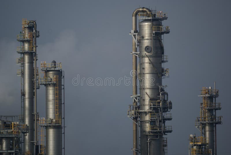 Chemical Refinery, Petroleum Refineries, Large Industrial Complexes ...
