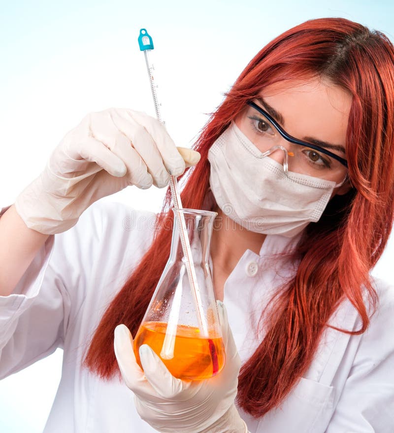 Chemicusvrouw Met Reageerbuizen Stock Foto - Image of onderzoek, mensen ...