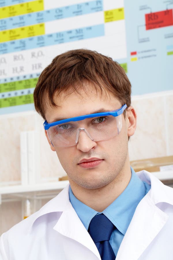 Ernster Chemiker, Der Den Schirm Ihrer Tablette Beim Sein Im Labor ...