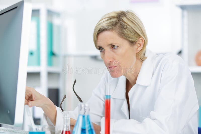 Chemiker, der Idee hat stockfoto. Bild von medizin, mann - 109987596
