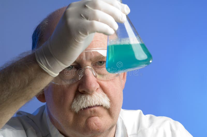 Chemiker Bei Der Arbeit Mit Chemikalien Stockbild - Bild von hand ...