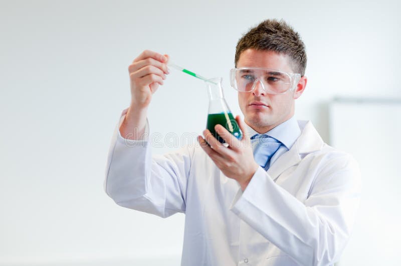 Chemiker Mit Einem Reagenzglas Stockbild - Bild von medizin, leute: 8658471