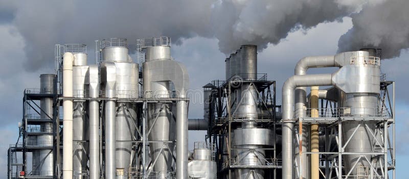 Usine en acier. Pollution. photo stock. Image du tour - 18978926