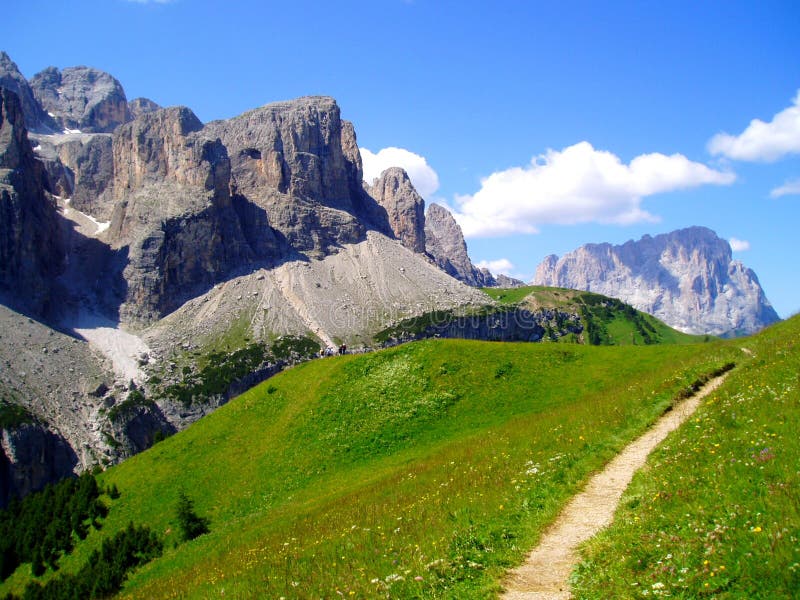 Sentier De Montagne Dans Les Dolomites Photo stock - Image of herbe ...