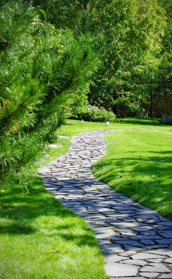 Chemin Pavé De Jardin Dans Un Jardin Image stock - Image du arbre ...