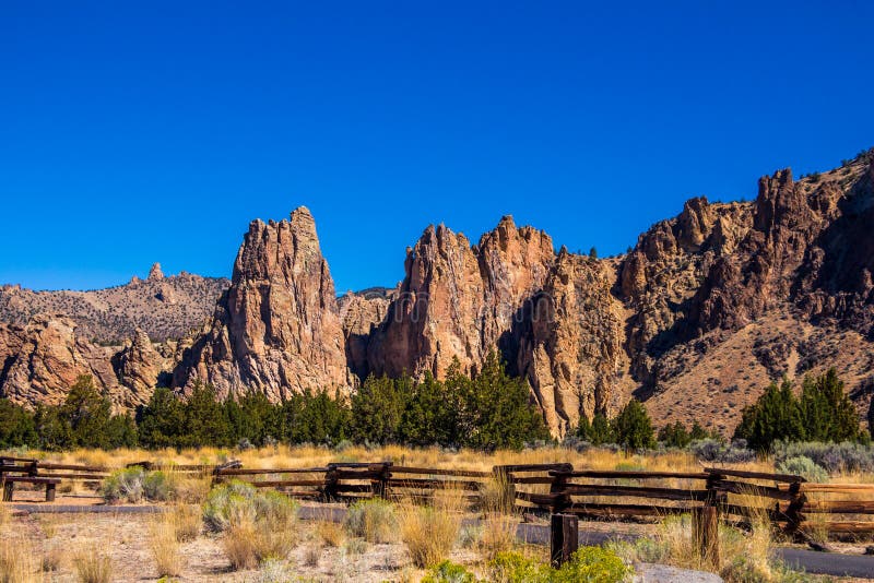 Chemin De Marche Smith Rock State Park Oregon Image stock - Image of ...