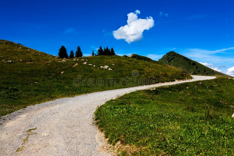 Chemin de montagne photo stock. Image du ambiant, montagne - 38496834