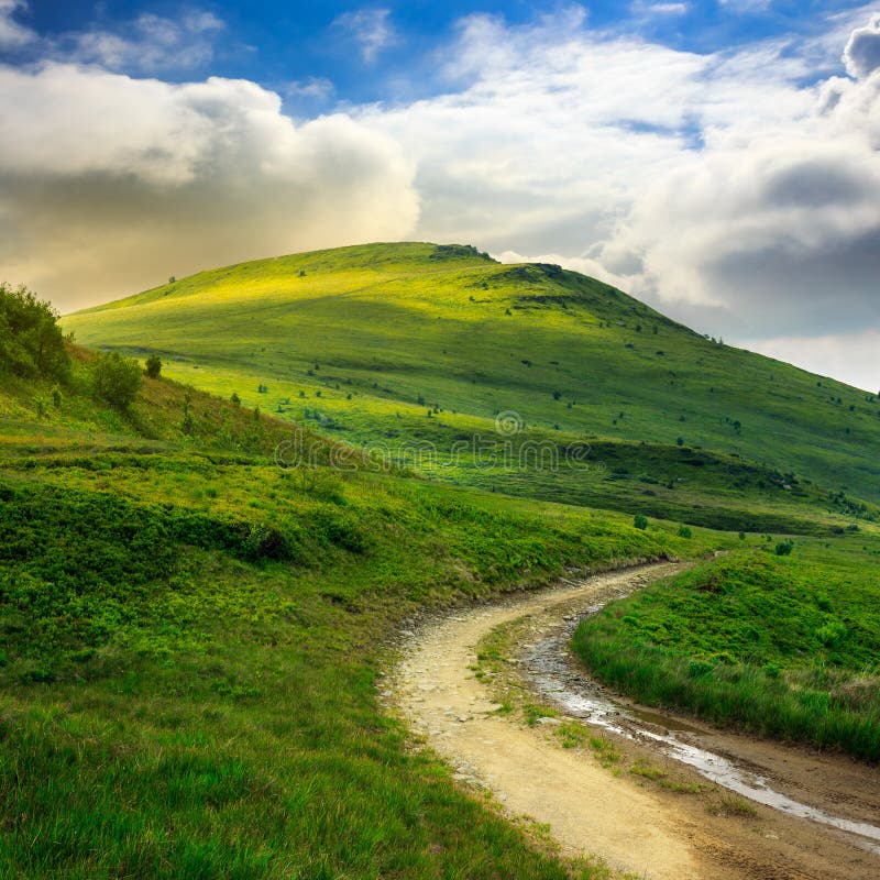 Chemin De Montagne Vers Le Haut Au Ciel Photo stock - Image du bleu ...