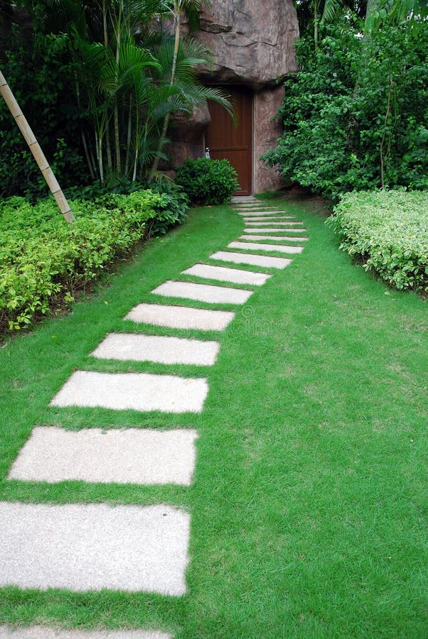Chemin En Pierre Avec L'herbe Verte Photo stock - Image du ...