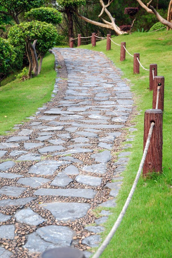 Chemin En Pierre Avec L'herbe Verte Photo stock - Image du ...