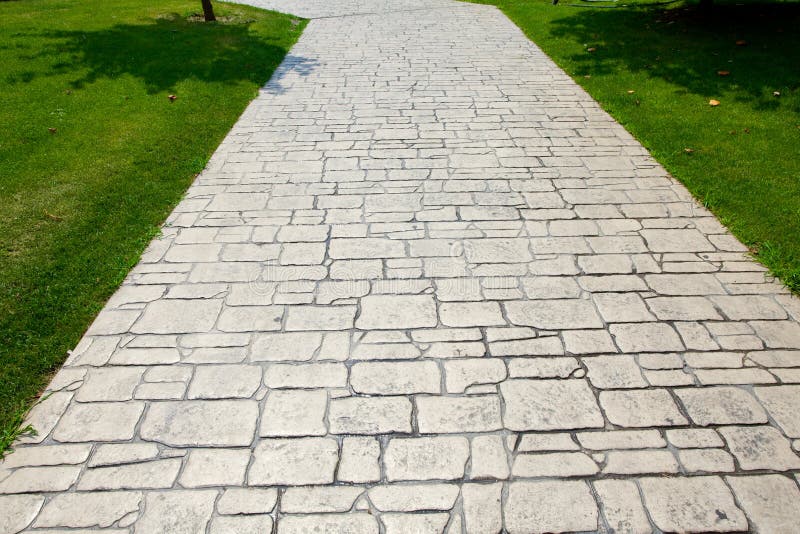 Chemin en pierre photo stock. Image du herbe, herbeux - 3774730