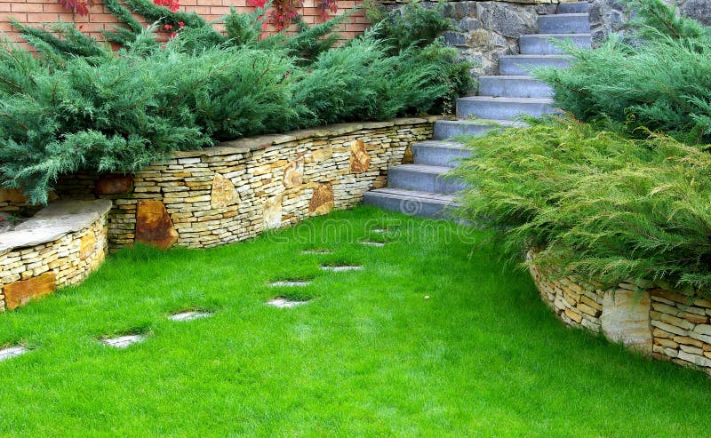 Chemin de pierre de jardin image stock. Image du jardin - 5173669