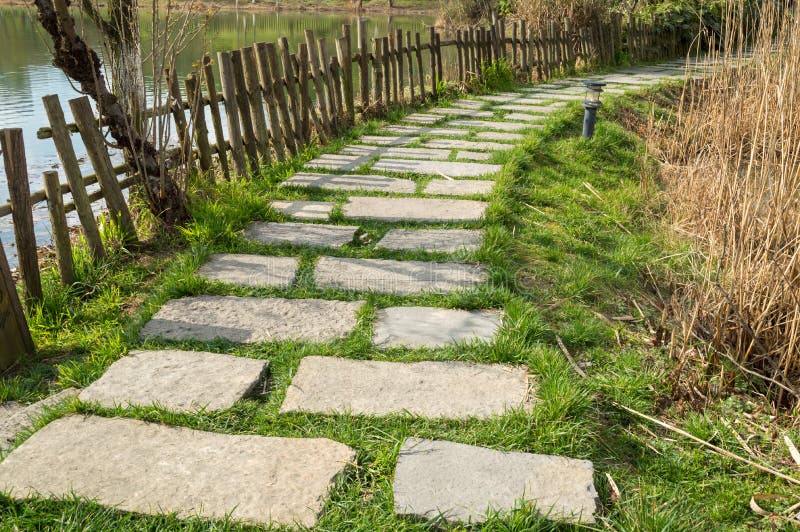 Chemin En Pierre Sur La Pelouse Photo stock - Image du horizontal ...