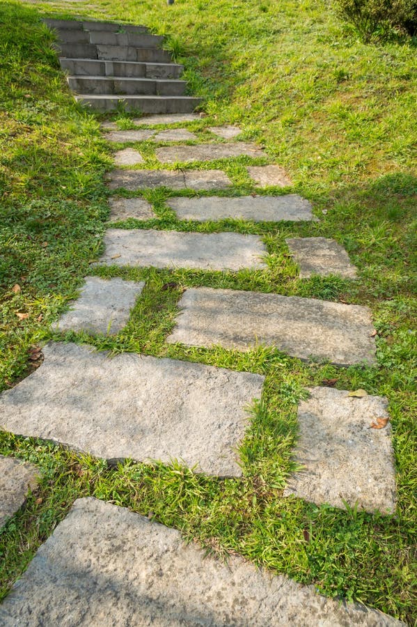 Chemin En Pierre Sur La Pelouse Photo stock - Image du horizontal ...