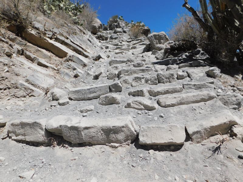 Chemin En Pierre Sur La Pente Raide Image stock - Image du pente ...