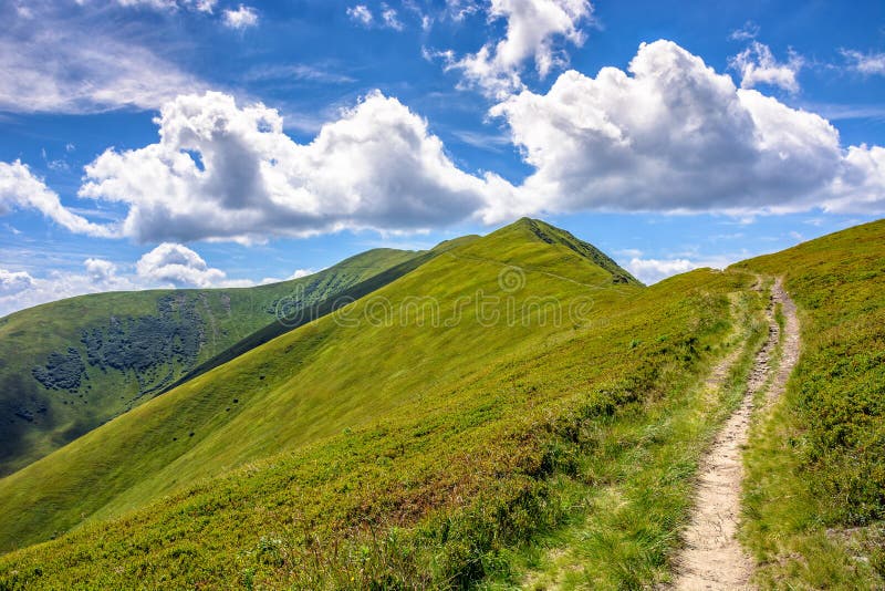 Chemin De Montagne Vers Le Haut Au Ciel Photo stock - Image du bleu ...