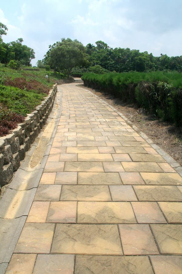 Chemin Pavé Dans Le Parc. Un Chemin Isolé Dans Le Parc Un Jour D'été ...