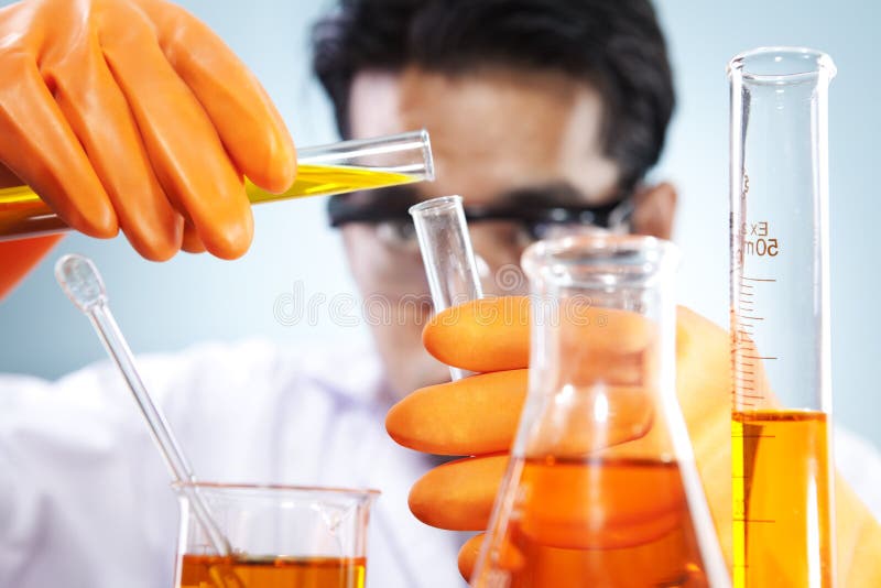 Chemisch experiment stock afbeelding. Image of glaswerk - 23890027