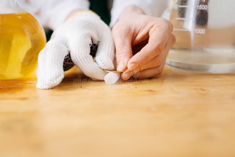 Chemisch Experiment Die Uitvoerend in Het Laboratorium Zijn Stock ...
