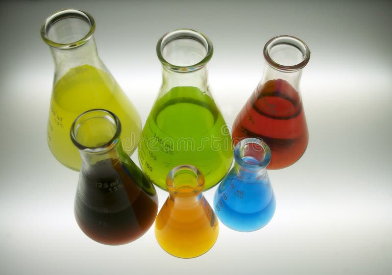 Chemicaliën in kolven stock foto. Image of blauw, geel - 2491458