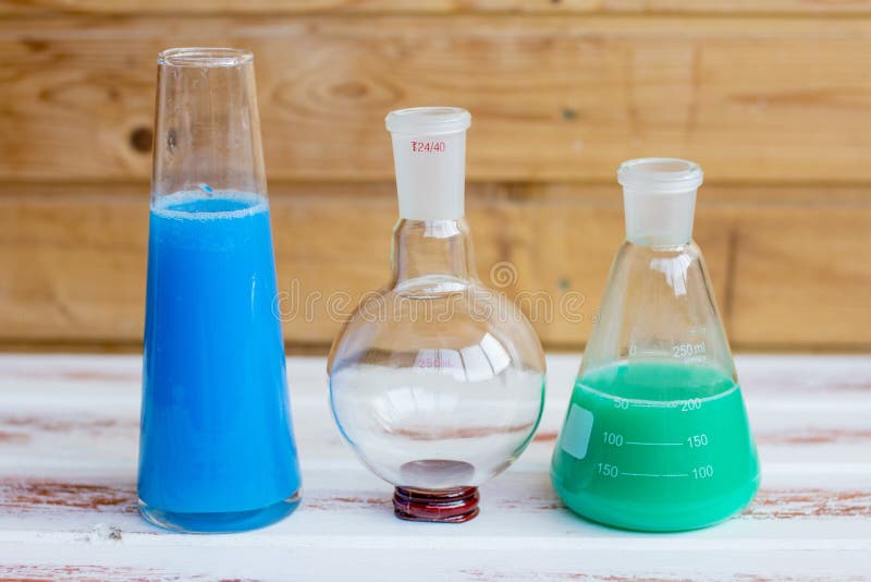 Chemische Reagentia In Glasflessen Stock Foto - Afbeelding bestaande ...