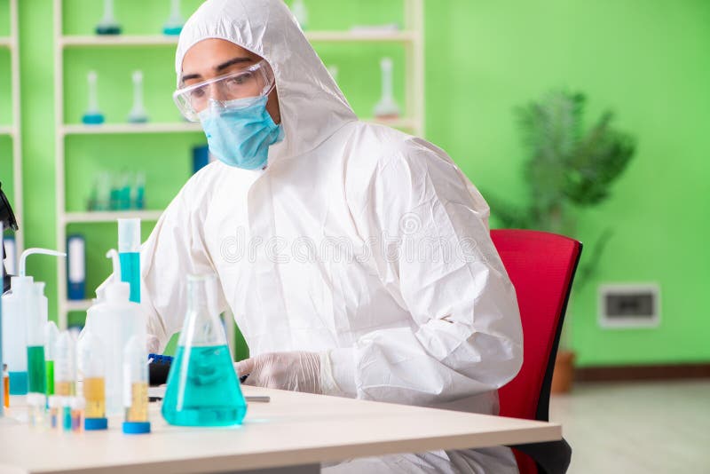 The Chemist Working in the Lab on New Experiment Stock Image - Image of ...