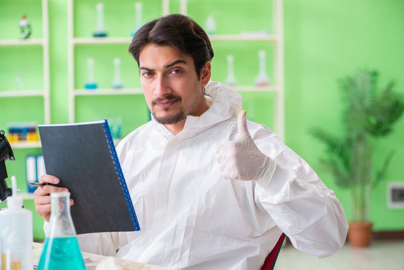 The Chemist Working in the Lab on New Experiment Stock Photo - Image of ...